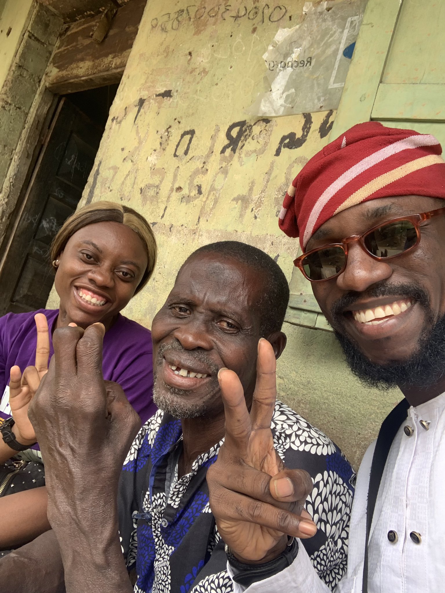 Nigerians raise N17.9 million in 48 hours for bricklayer after viral ...