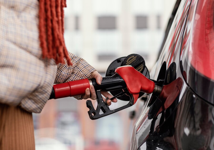 Dangote Refinery cuts petrol price to N860 as naira strengthens - Pluboard